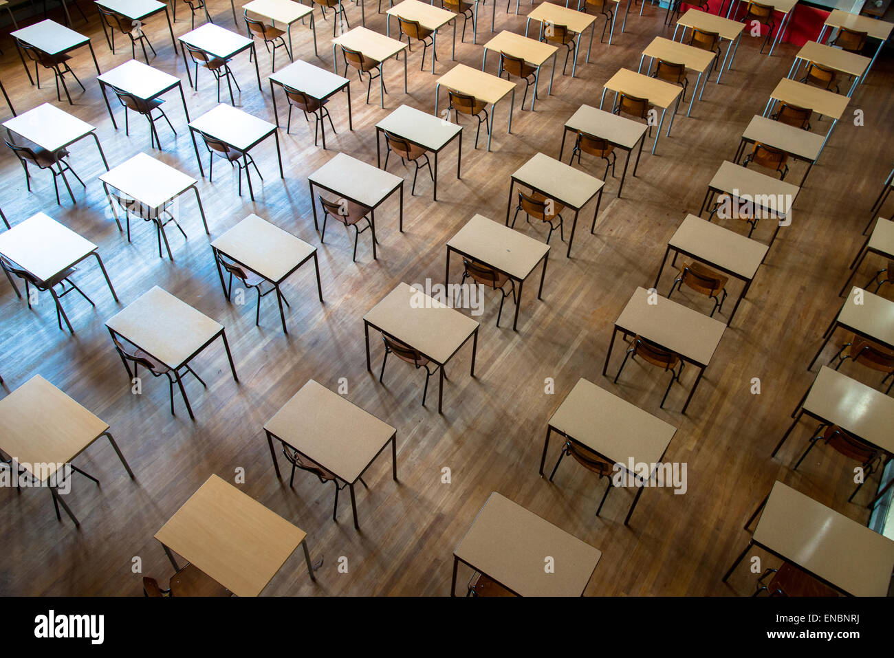 Rows of chairs and desks hi-res stock photography and images - Alamy