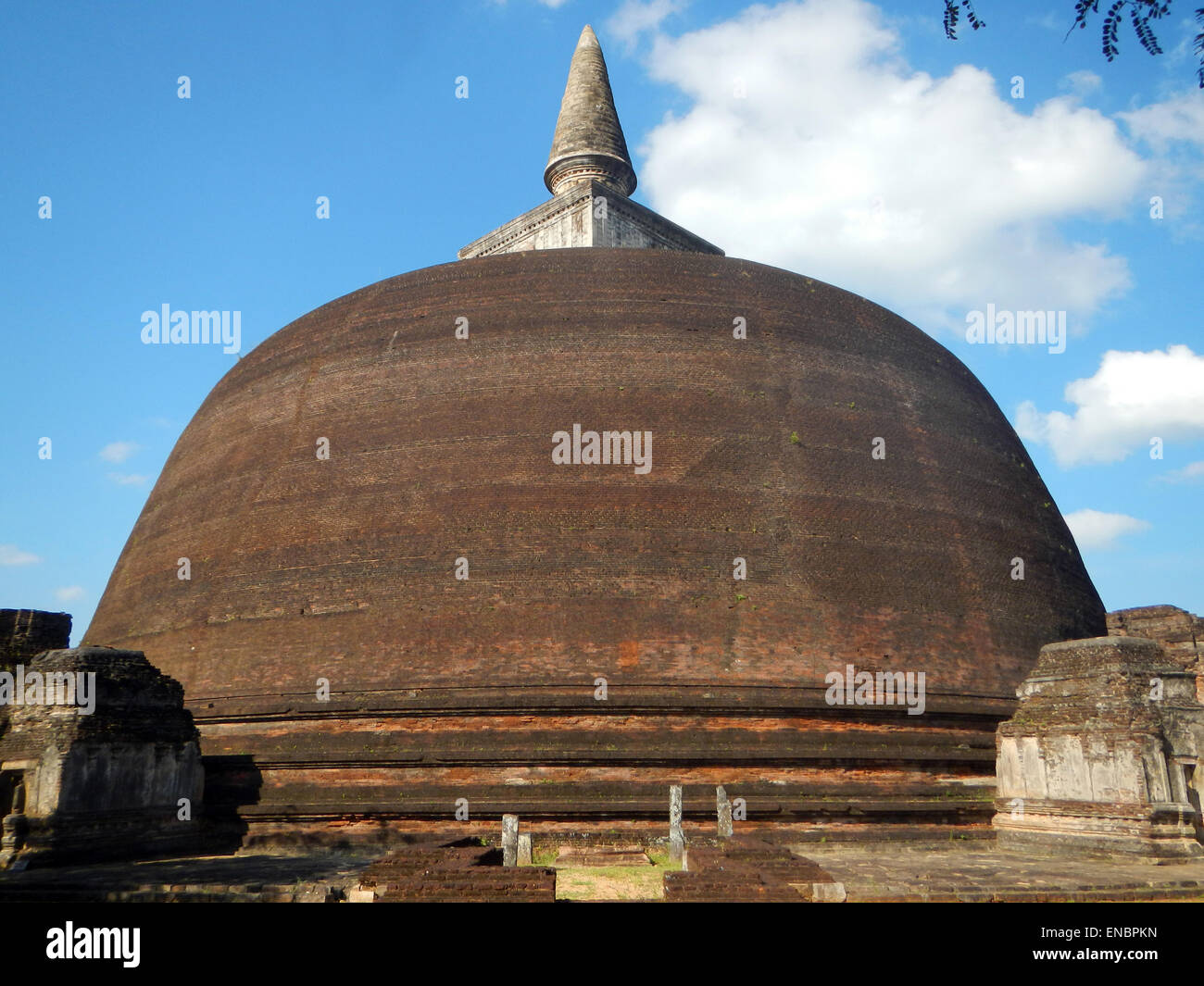 Rankot Vihara dagoba in Polonnaruwa, Sri Lanka Stock Photo - Alamy