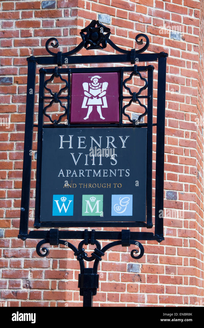 Hampton court palace sign hi-res stock photography and images - Alamy