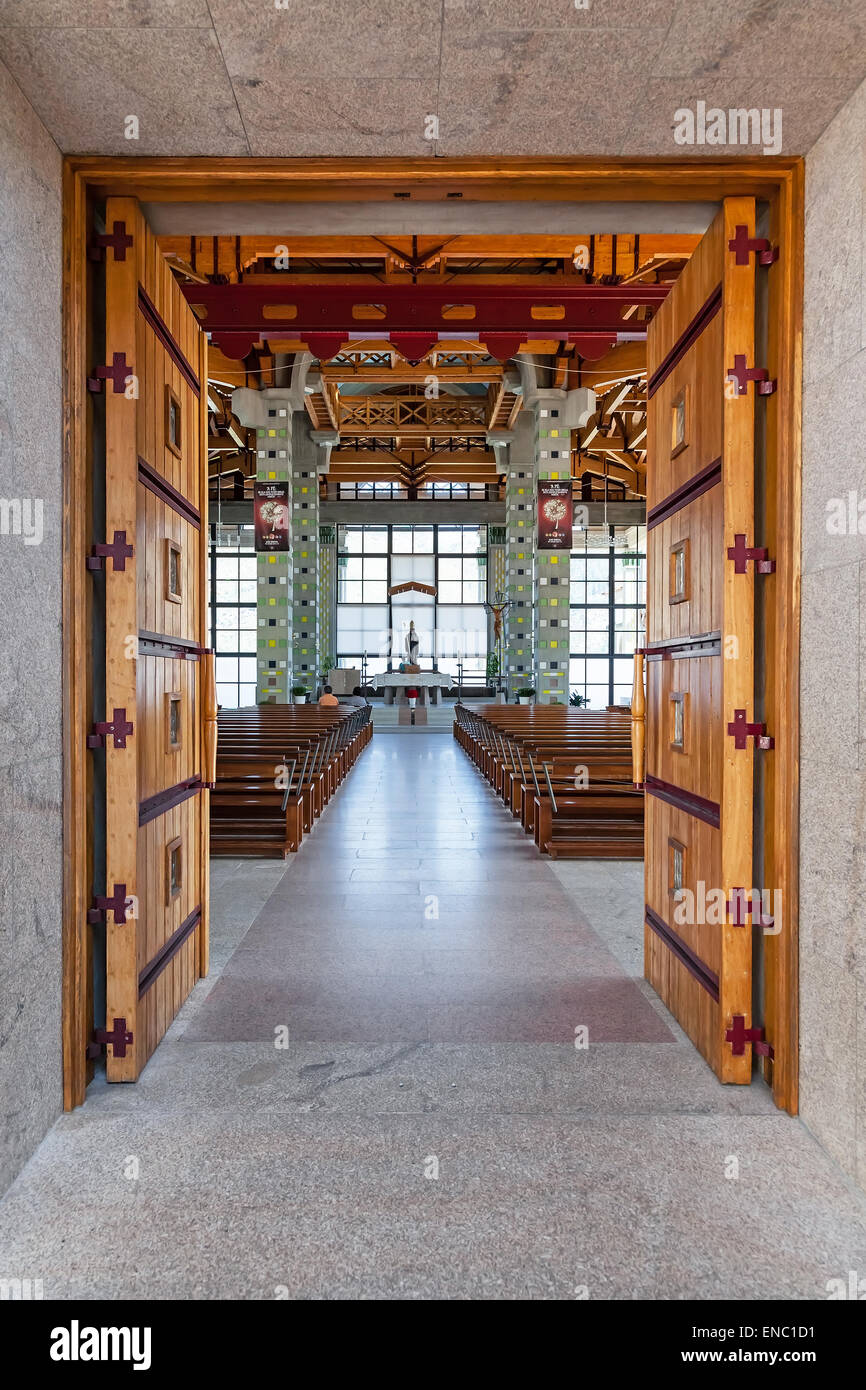Doors open entrance hi-res stock photography and images - Alamy