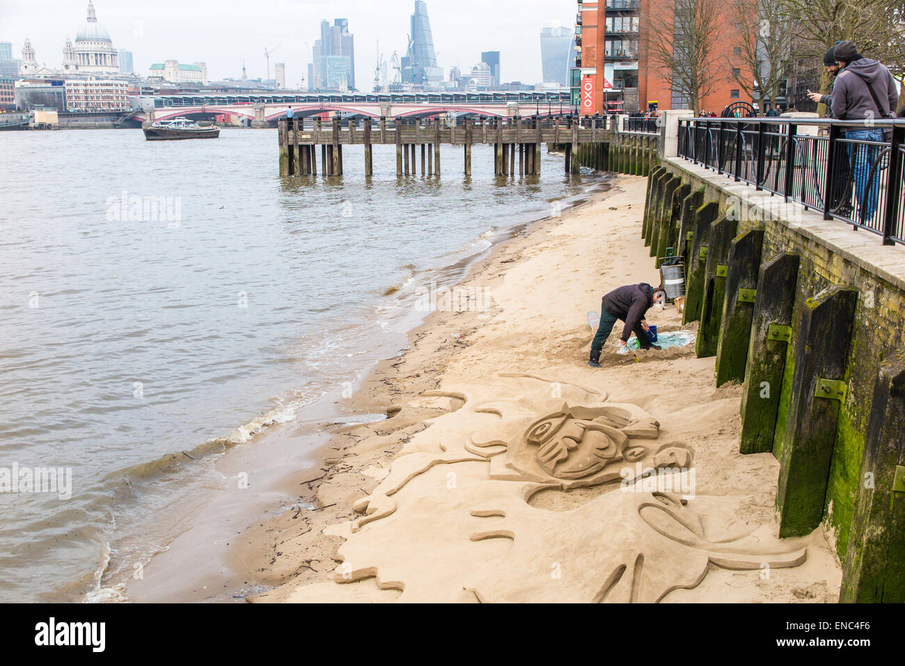 River thames embankment low tide hi-res stock photography and images ...
