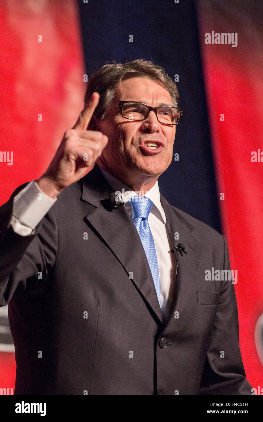 Former Texas Governor Rick Perry addresses a crowd gathered for the ...