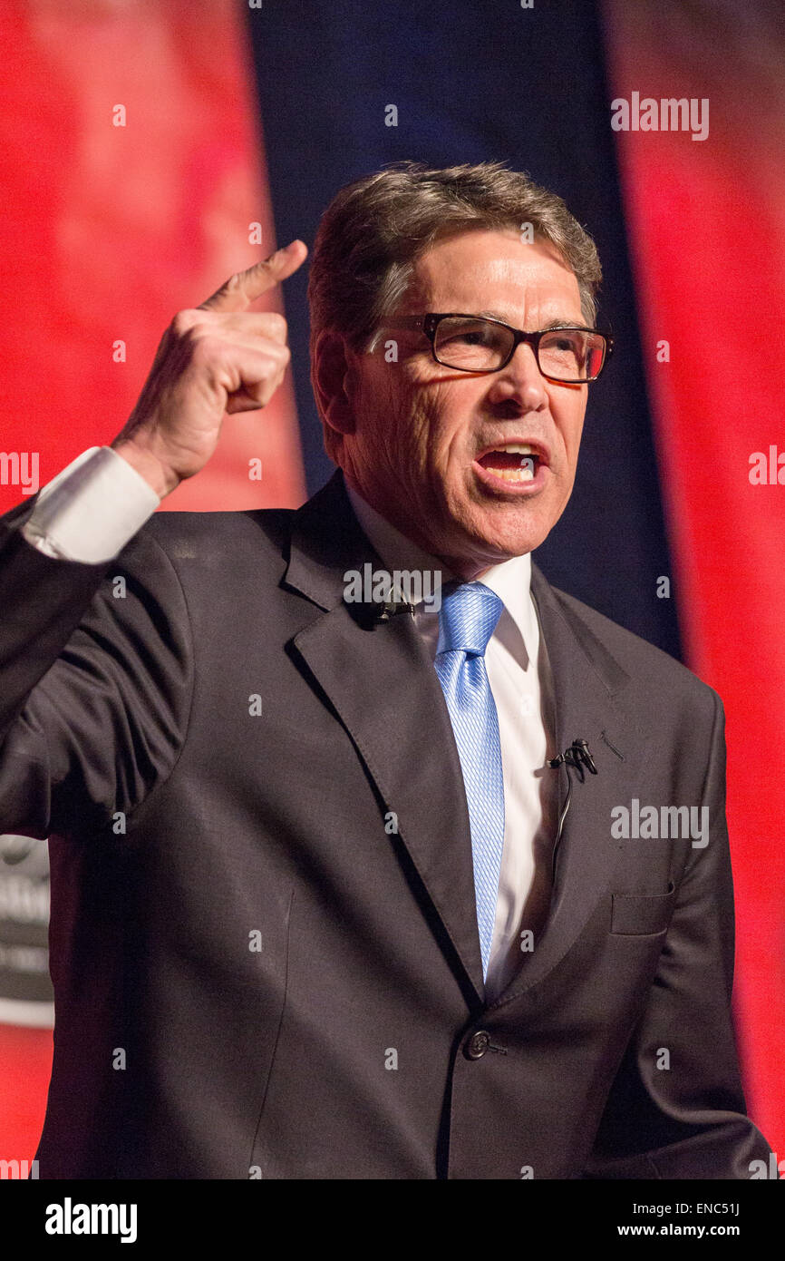 Former Texas Governor Rick Perry addresses a crowd gathered for the ...