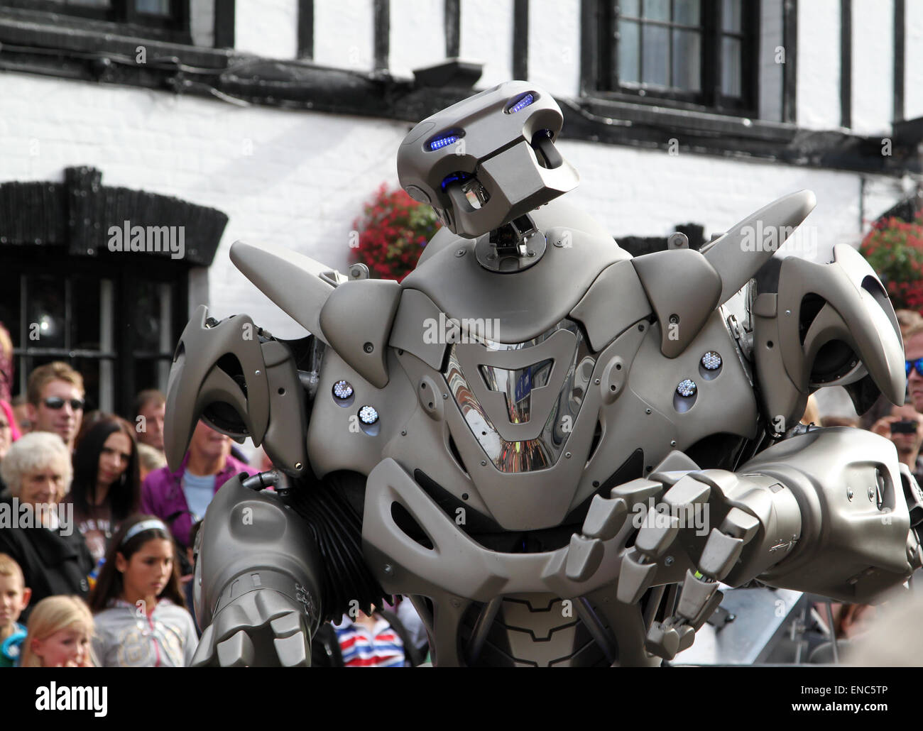 Robot performer hi-res stock photography and images - Alamy