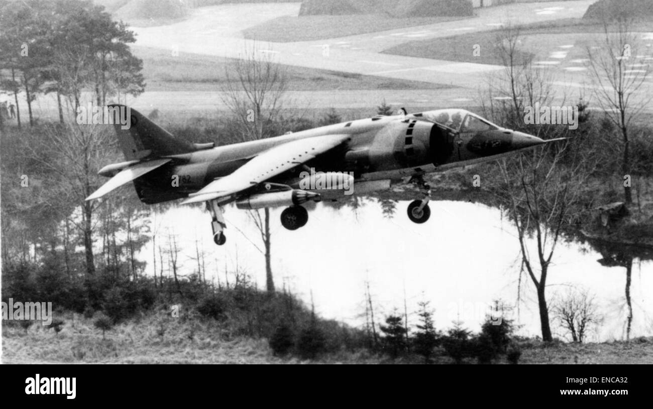 Harrier jet Black and White Stock Photos & Images - Alamy