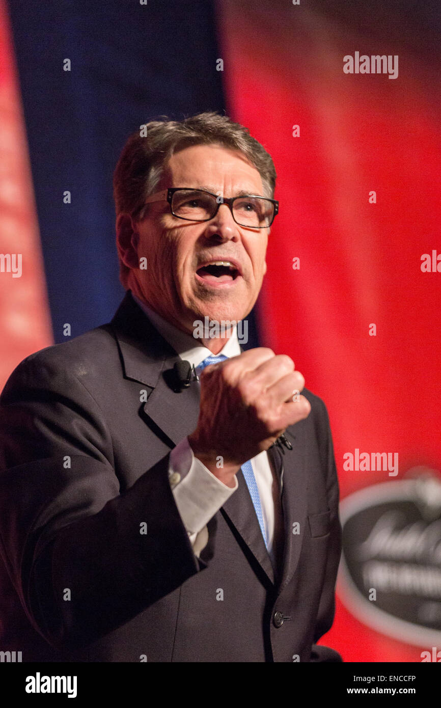 Former Texas Governor Rick Perry addresses a crowd gathered for the ...