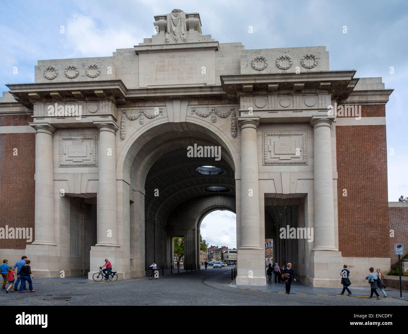 Menin gate crowd hi-res stock photography and images - Alamy