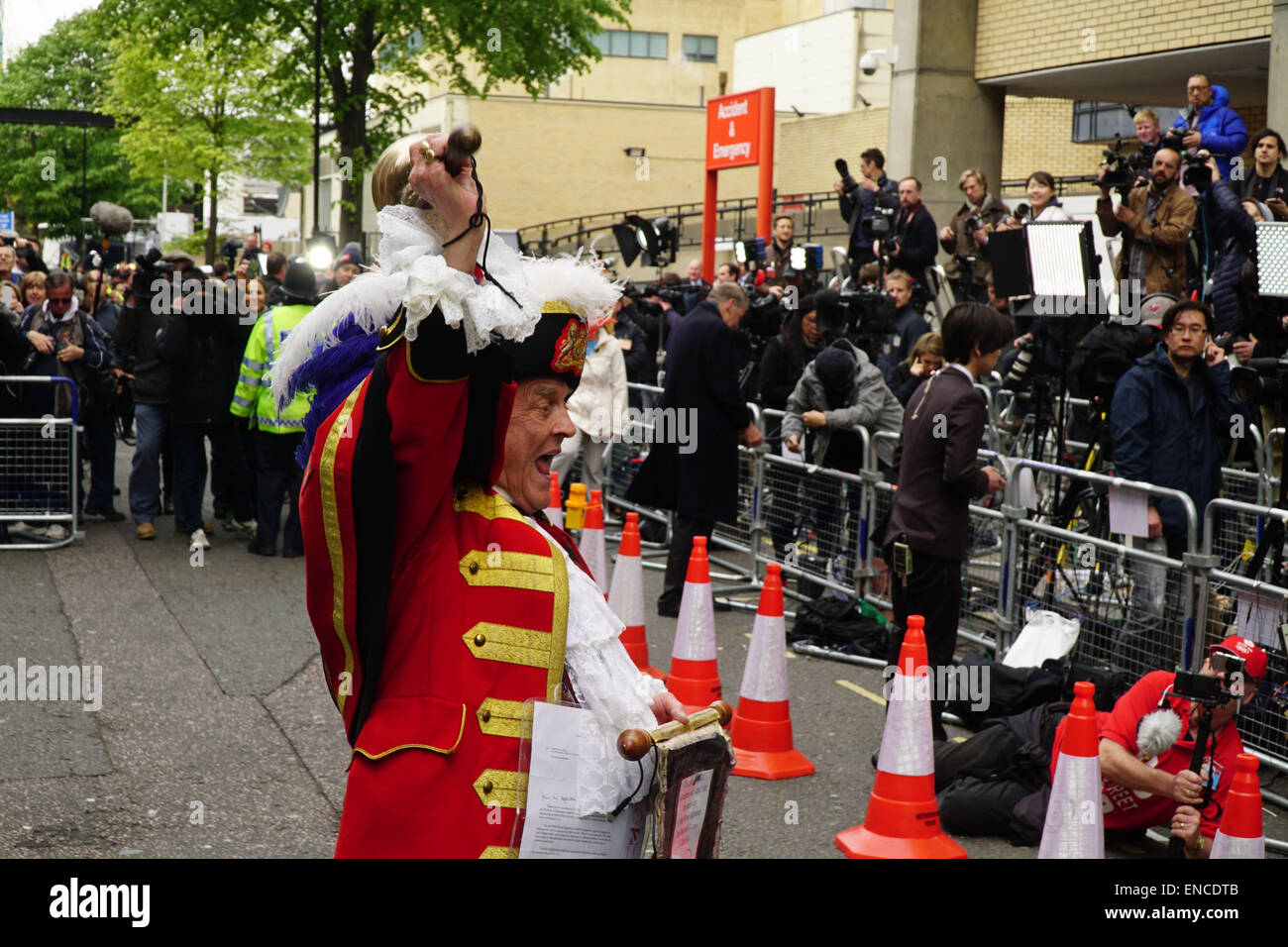 London,UK, 2nd May 2015 : Royal staff announcement Royal baby born at ...
