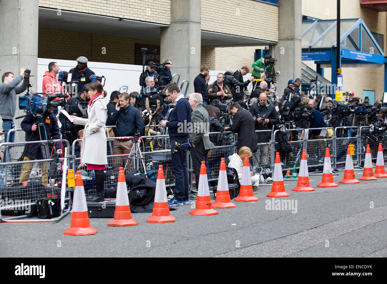 Police officers outside lindo wing st marys hospital hi-res stock ...