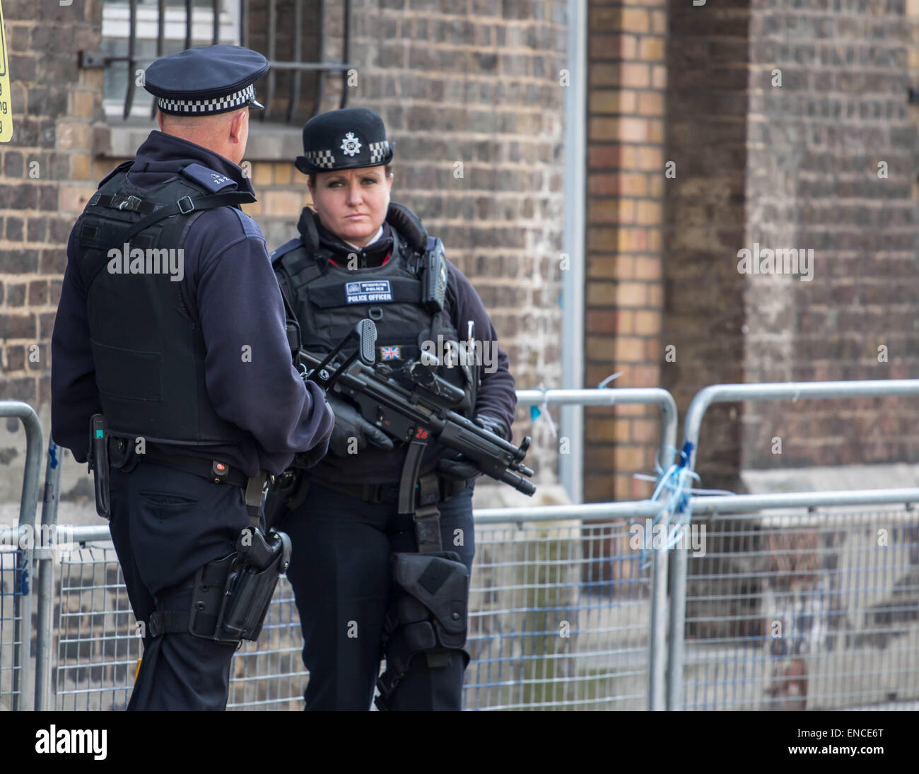 London police mp5 hi-res stock photography and images - Alamy