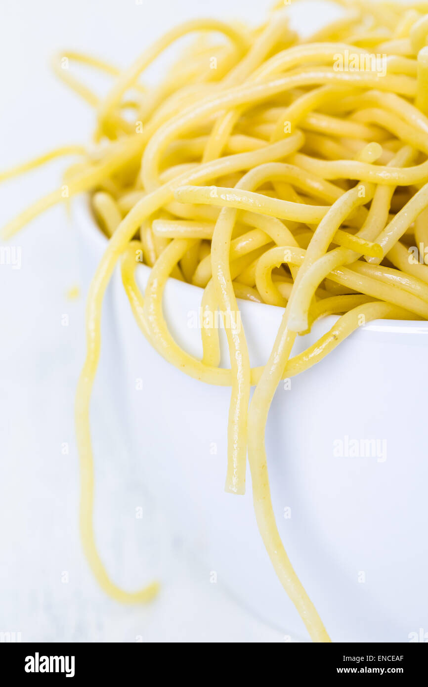 Simply cooked spaghetti in a white bowl Stock Photo - Alamy