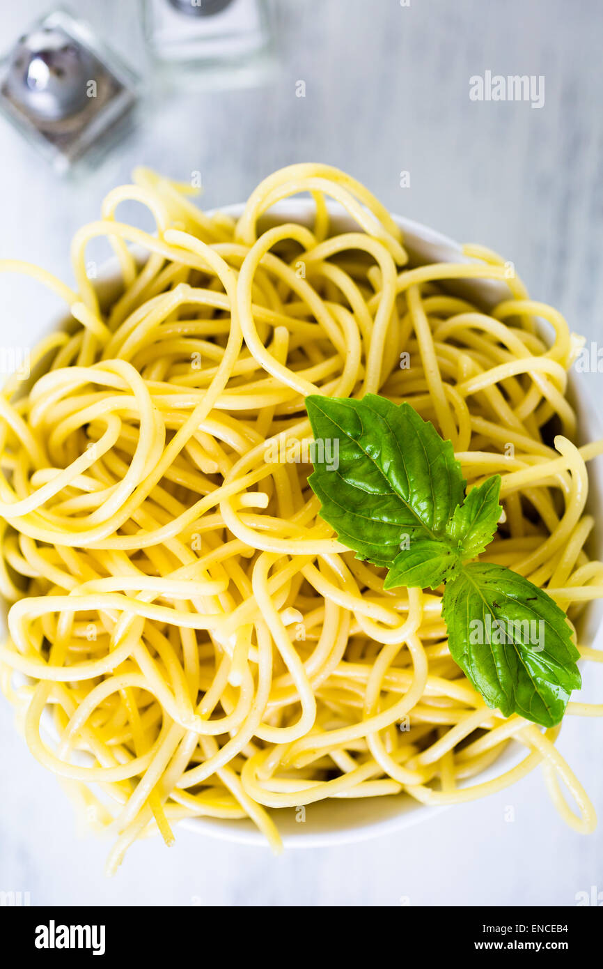 Simply cooked spaghetti in a white bowl Stock Photo - Alamy