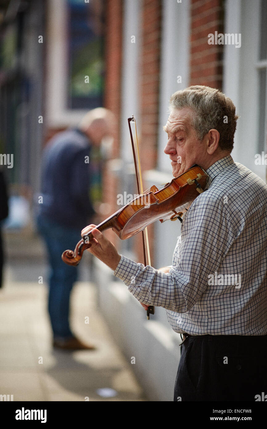 Violin in table hi-res stock photography and images - Alamy
