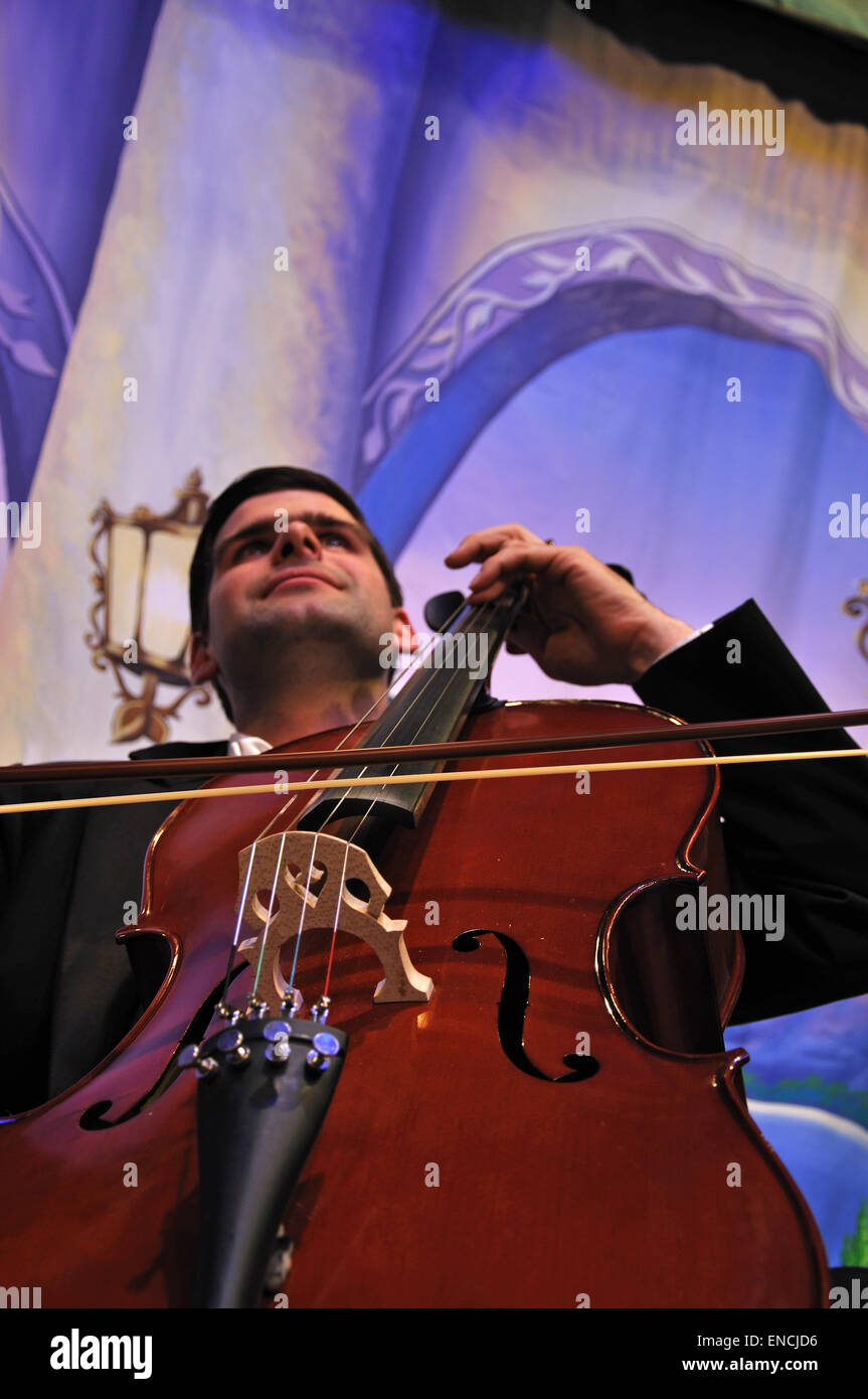 Solo cellist hi-res stock photography and images - Alamy