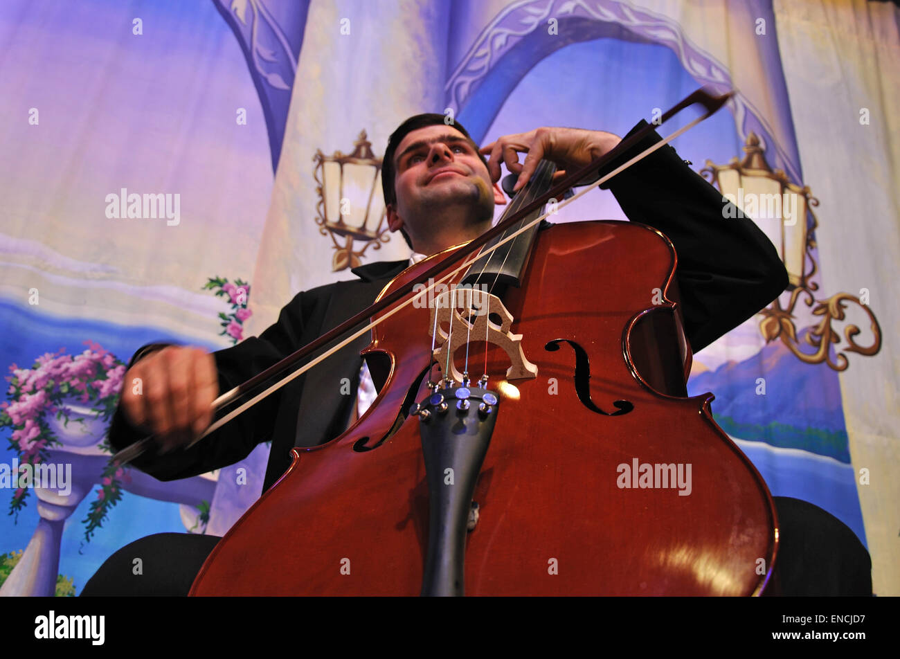 Solo cellist hi-res stock photography and images - Alamy