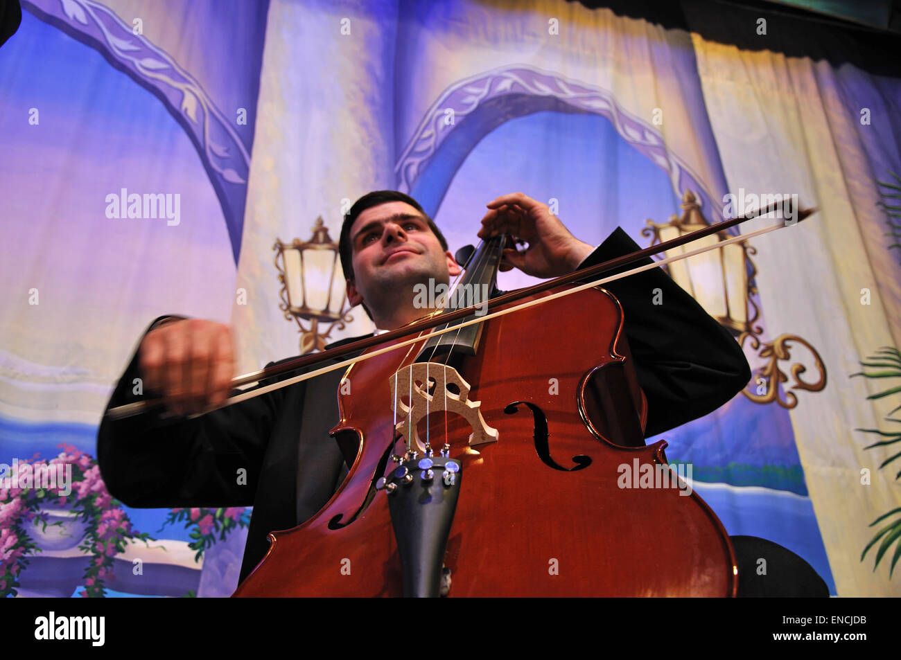 Cellists hi-res stock photography and images - Alamy