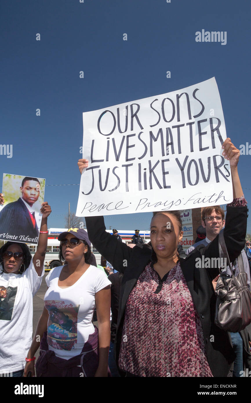 Detroit, Michigan, USA. 2nd May, 2015. Holding pictures of homicide ...