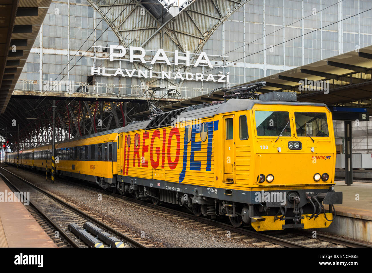 Class 162 electric loco heading a Regiojet train at Pragues main train ...