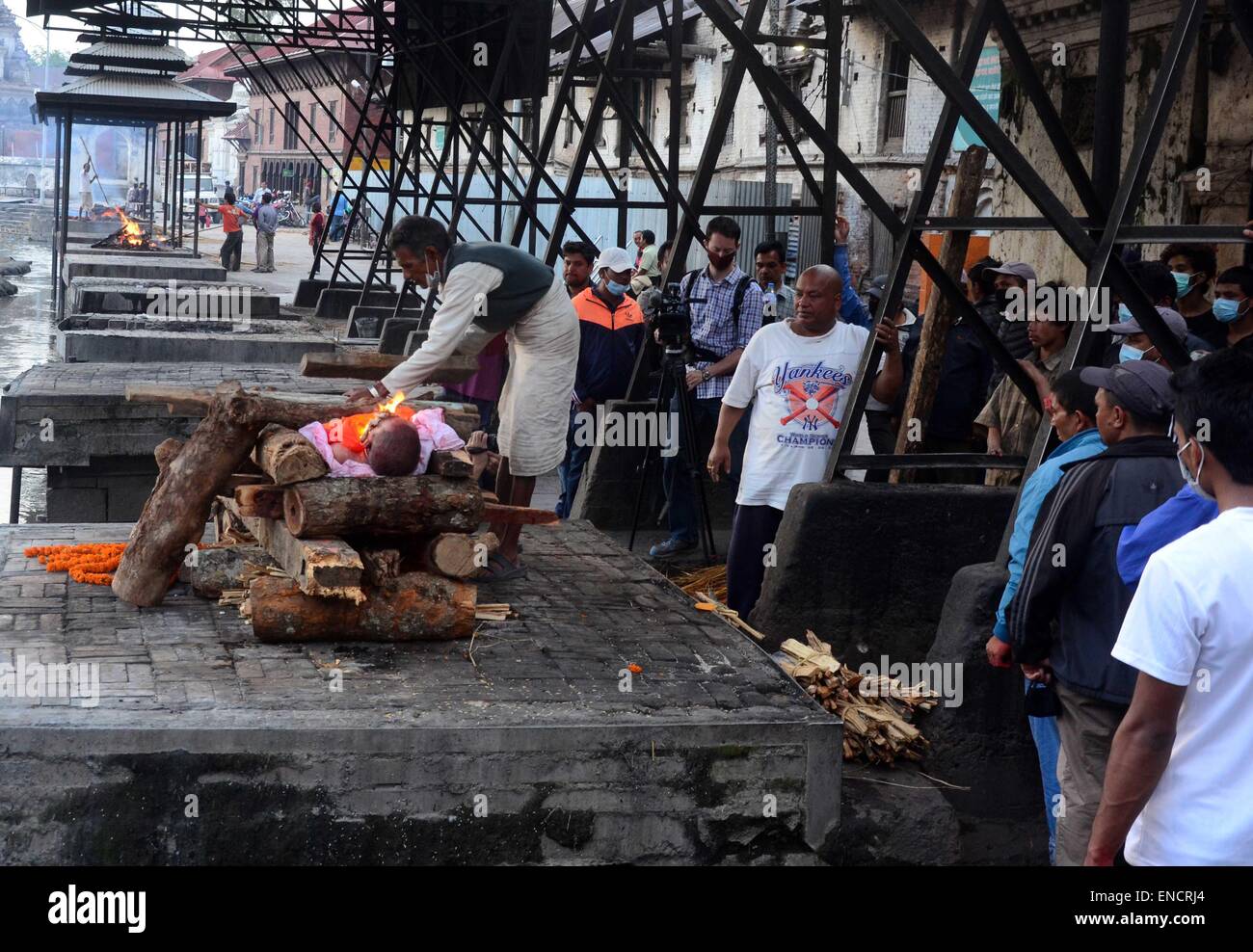 Mass cremation of earthquake victims hi-res stock photography and ...