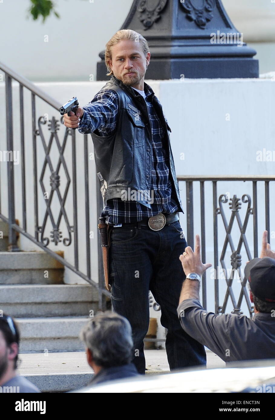 Charlie Hunnam is armed and dangerous as he aims to kill on the last ...
