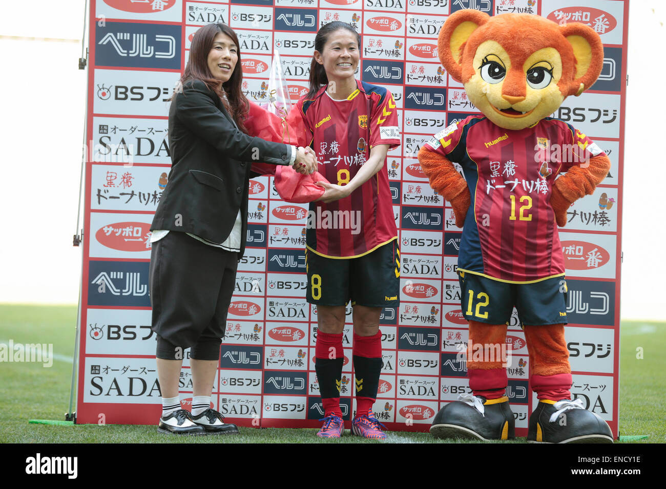 Noevir Stadium Kobe, Hyogo, Japan. 2nd May, 2015. (L to R) Saori ...