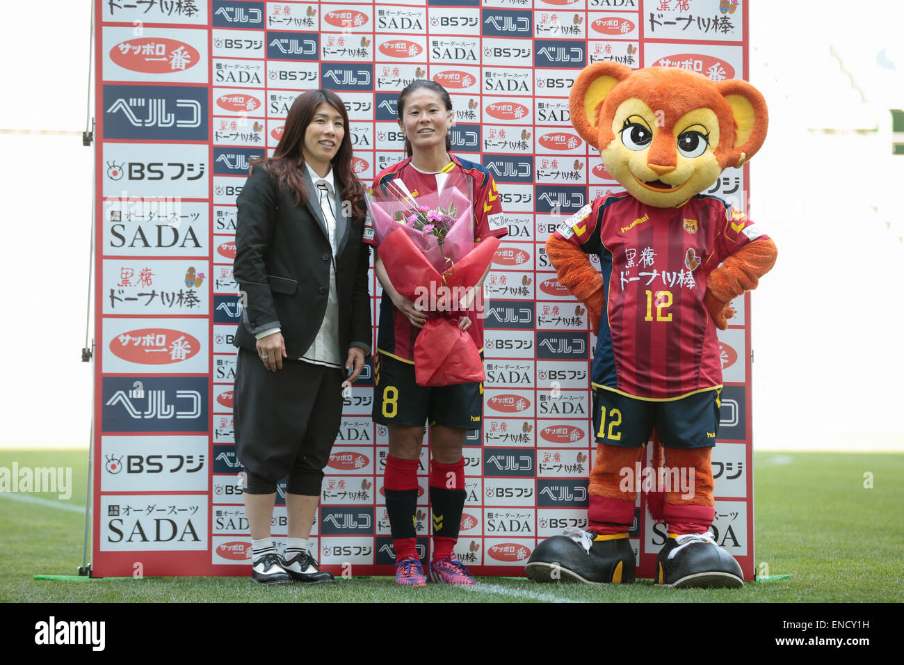 Noevir Stadium Kobe, Hyogo, Japan. 2nd May, 2015. (L to R) Saori ...