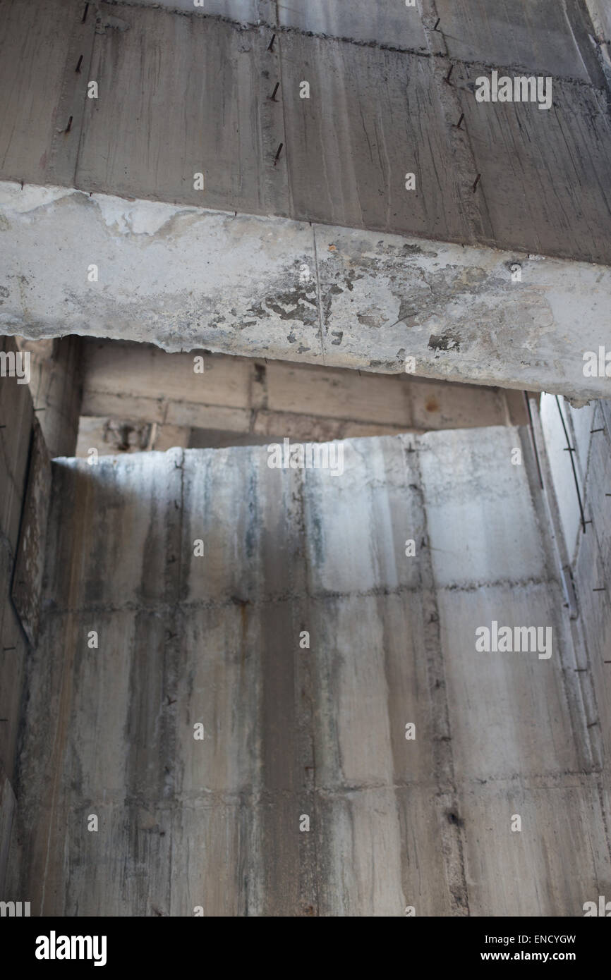 Cracked concrete column hi-res stock photography and images - Alamy