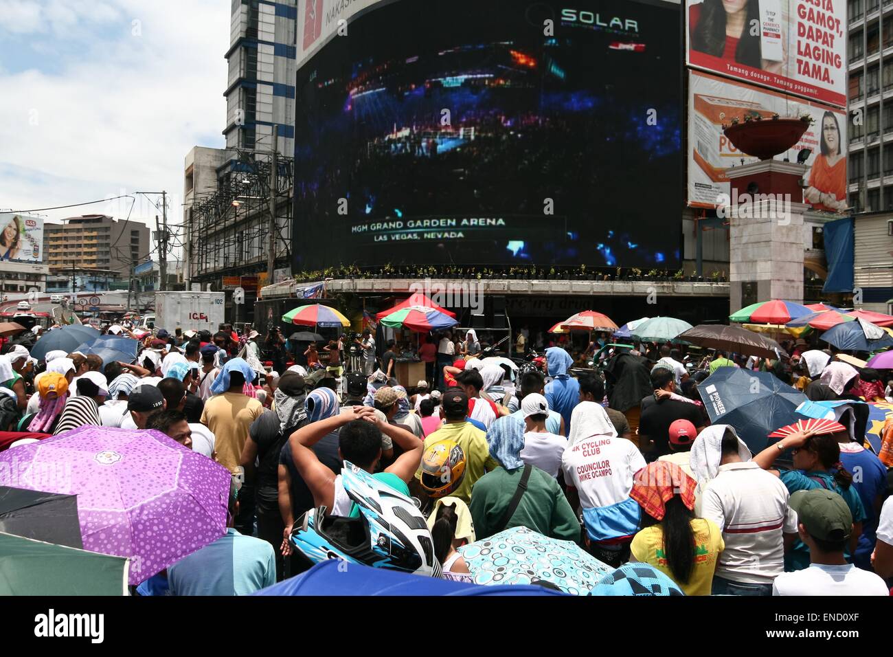 Manila, Philippines. 03rd May, 2015. Boxing fans wait under the mid-day ...