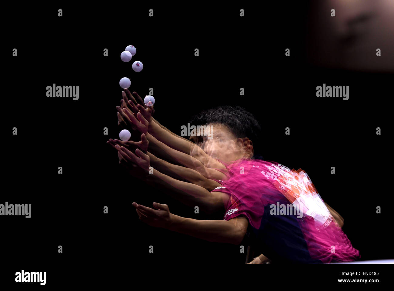 (150503) -- SUZHOU, May 3, 2015 (Xinhua) -- China's Fang Bo serves the ...