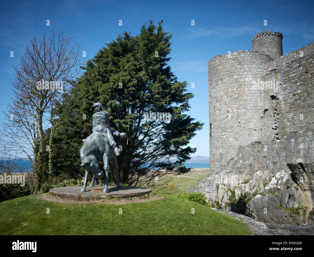 The Two Kings Statue outside the castle in Harlech Gwynedd Wales UK ...