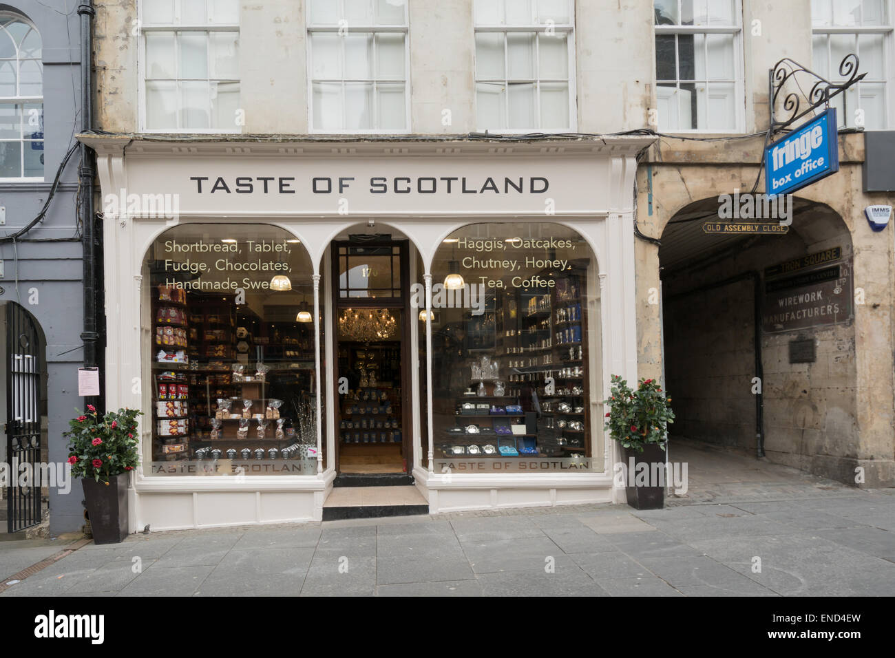 Scottish souvenir shop edinburgh hi-res stock photography and images ...