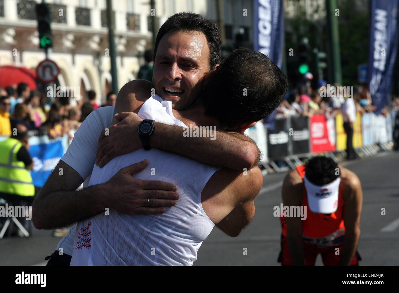 Runners hug hi-res stock photography and images - Alamy