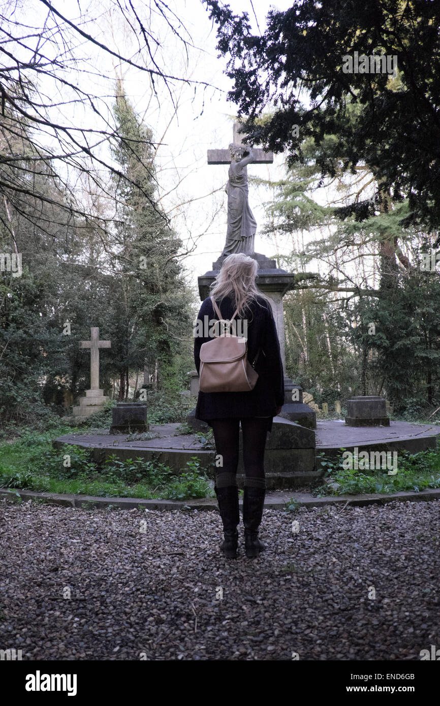 Sad girl in cemetery grave hi-res stock photography and images - Alamy