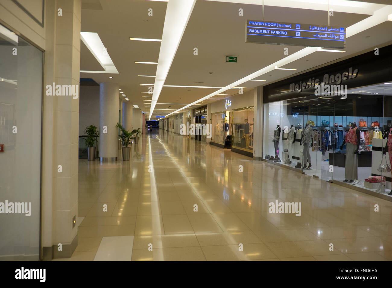 Empty mall hi-res stock photography and images - Alamy