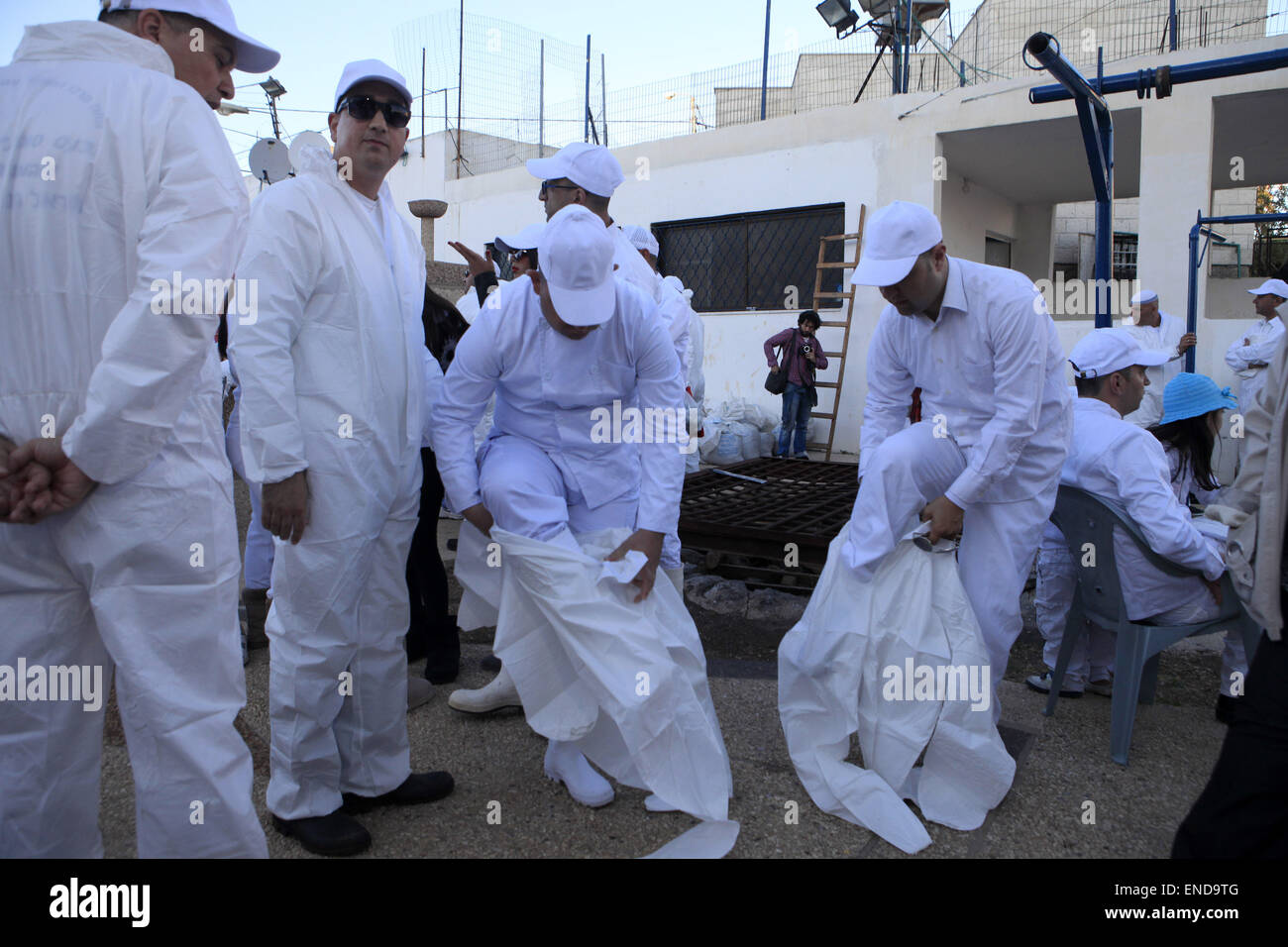 Mount Gerizim, West Bank. 3rd May, 2015. Samaritans dress with white ...