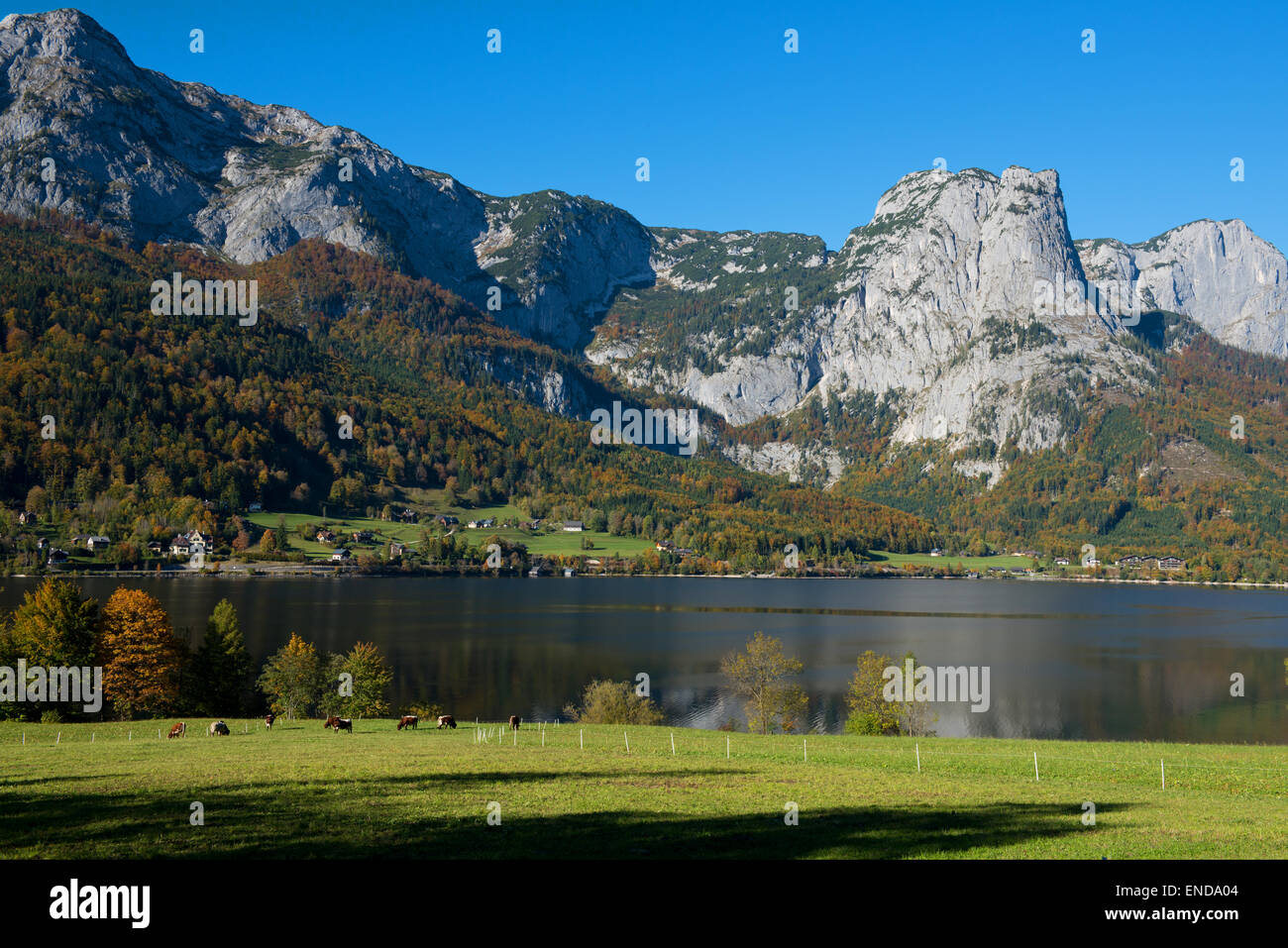 Grundlsee lake with Backenstein mountain in autumn sun, Styria, Austria ...