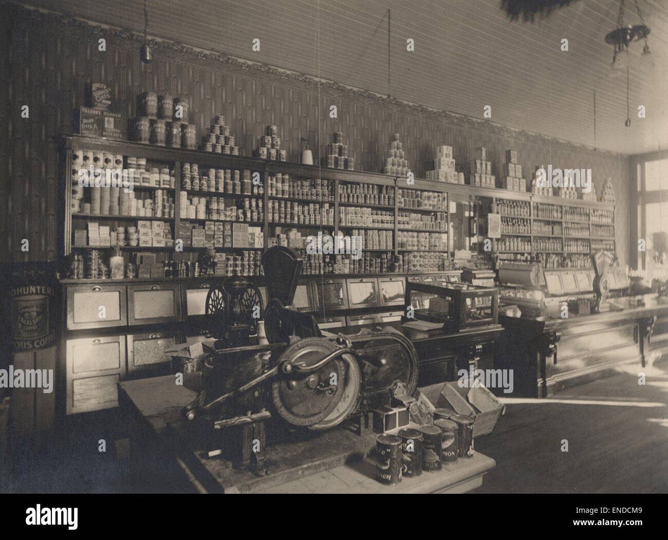 Vintage general store interior hi-res stock photography and images - Alamy