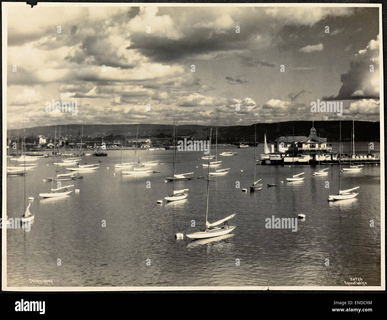 The photograph *Dronningen* by Anders Beer Wilse captures the ...