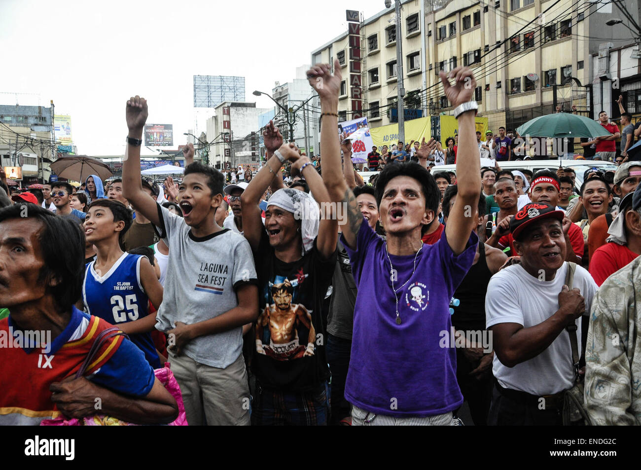 Manila, Philippines. 03rd May, 2015. Fans watch in a public screening ...