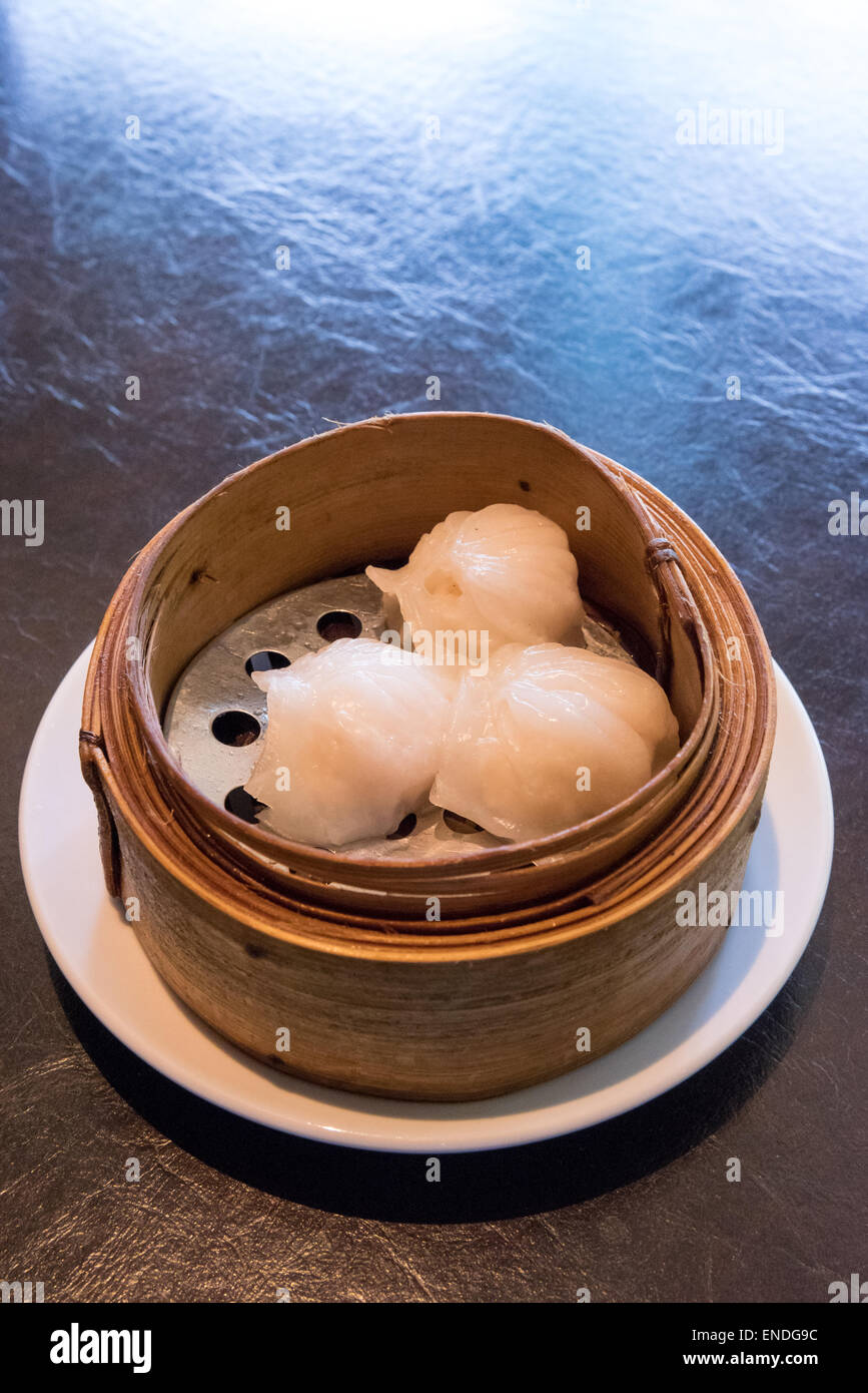 Dim sum steamed prawn dumpling under incandescent light Stock Photo - Alamy