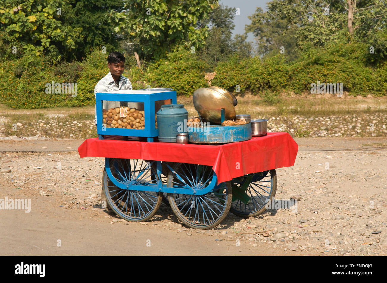 INDIA, Uttarakhand, Banbasa, stall selling snacks Stock Photo - Alamy