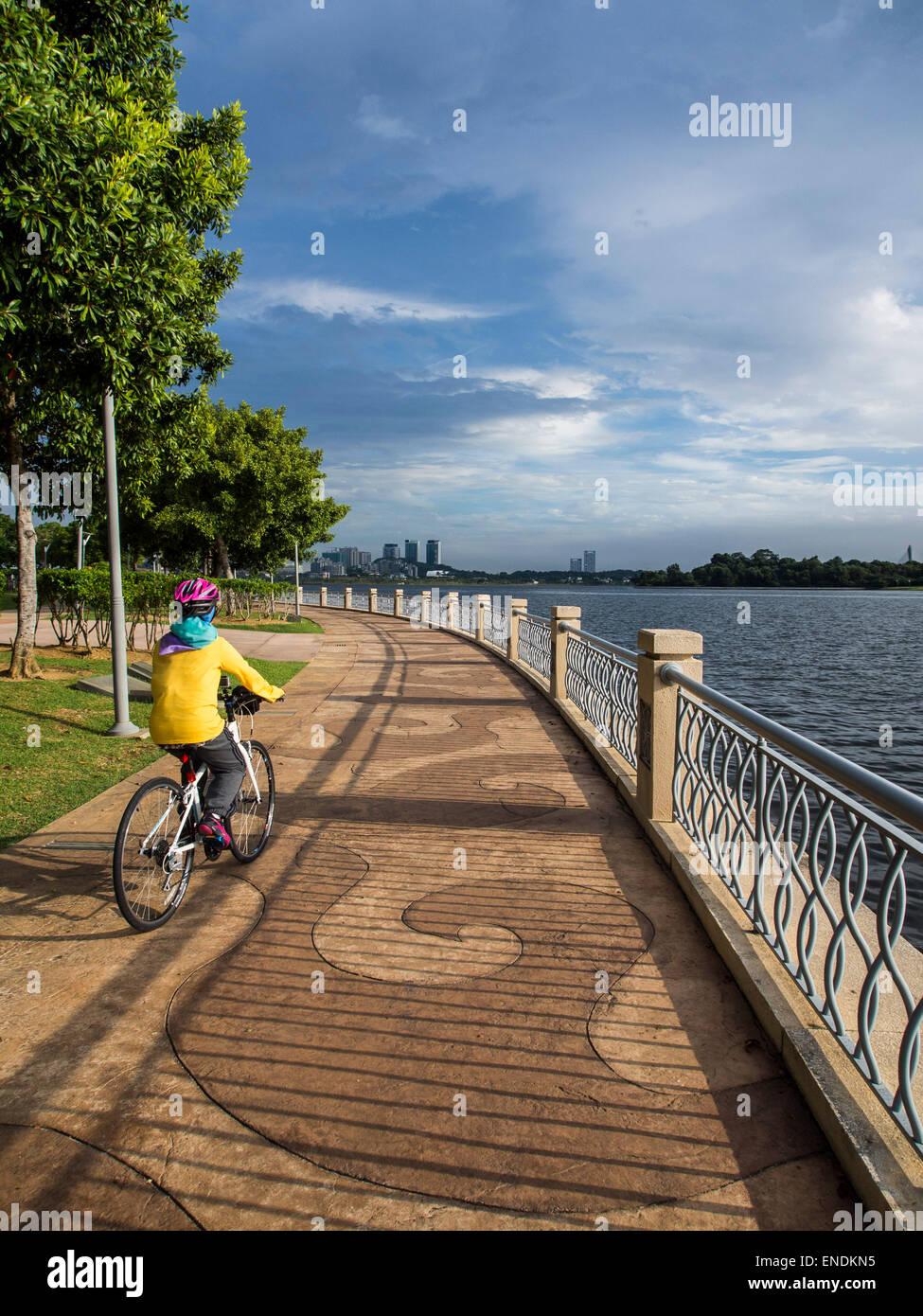 Cycling around the lake hi-res stock photography and images - Alamy