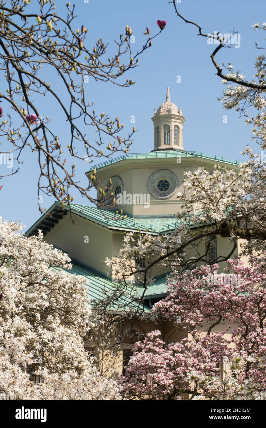 Brooklyn botanic garden building hi-res stock photography and images ...