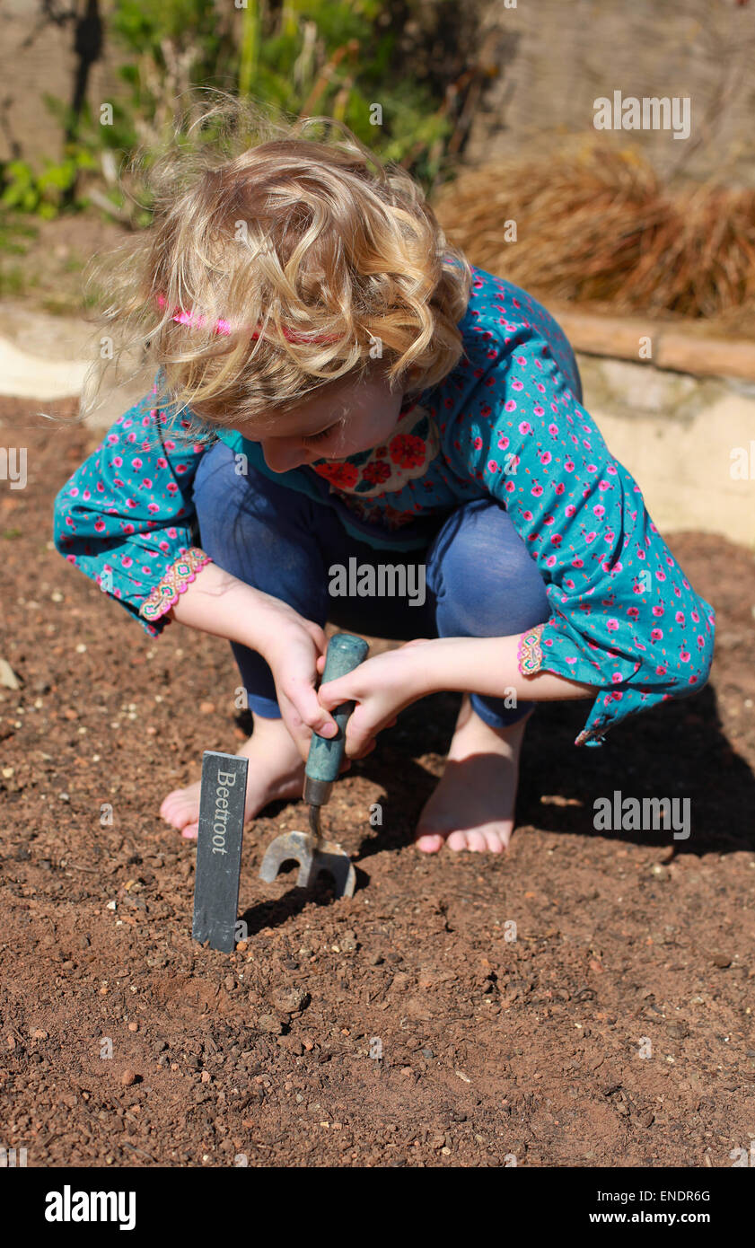 Girl digging hi-res stock photography and images - Alamy