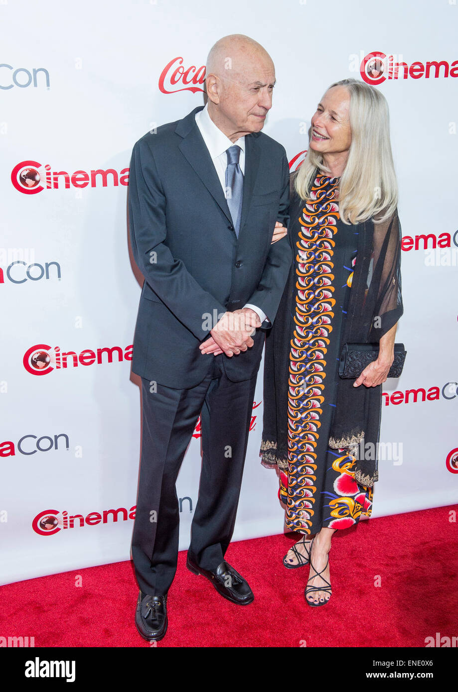 Alan arkin and wife hi-res stock photography and images - Alamy