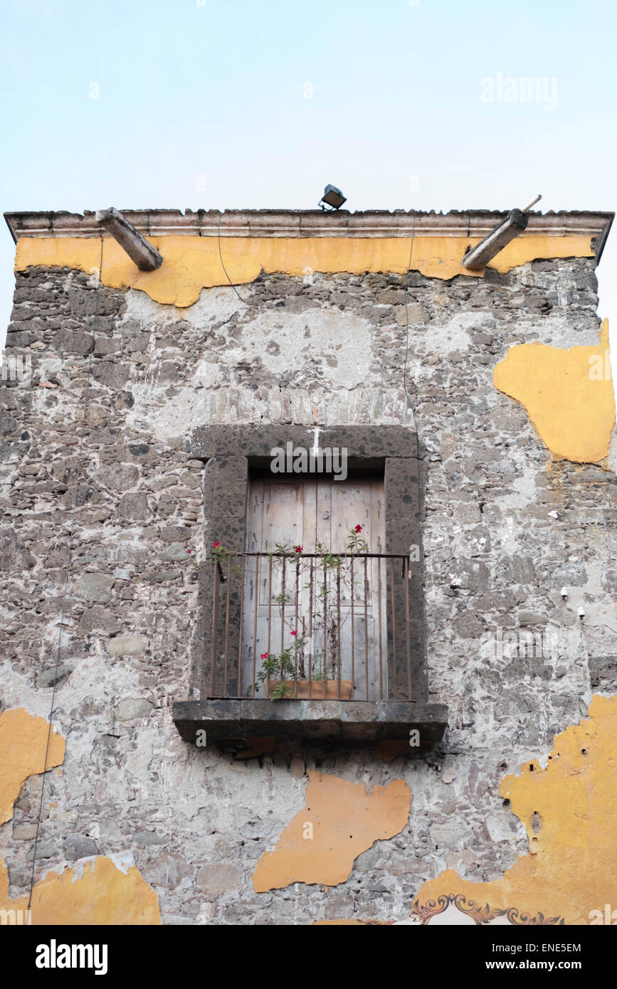 Deteriorating building front in San Miguel de Allende in Mexico Stock ...