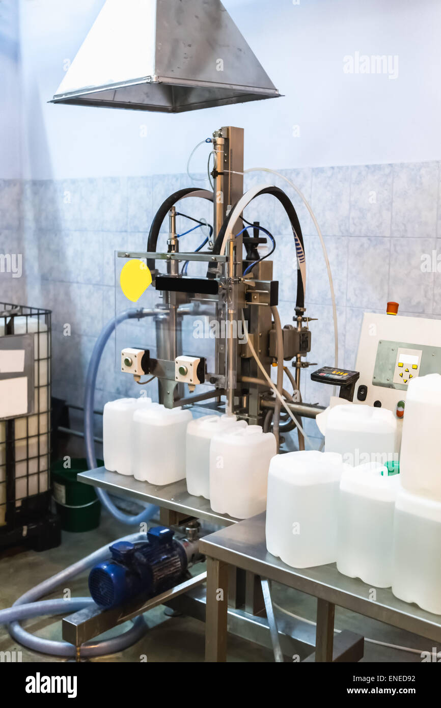 Maschine for filling canister. Pharmaceutical and chemical industry ...