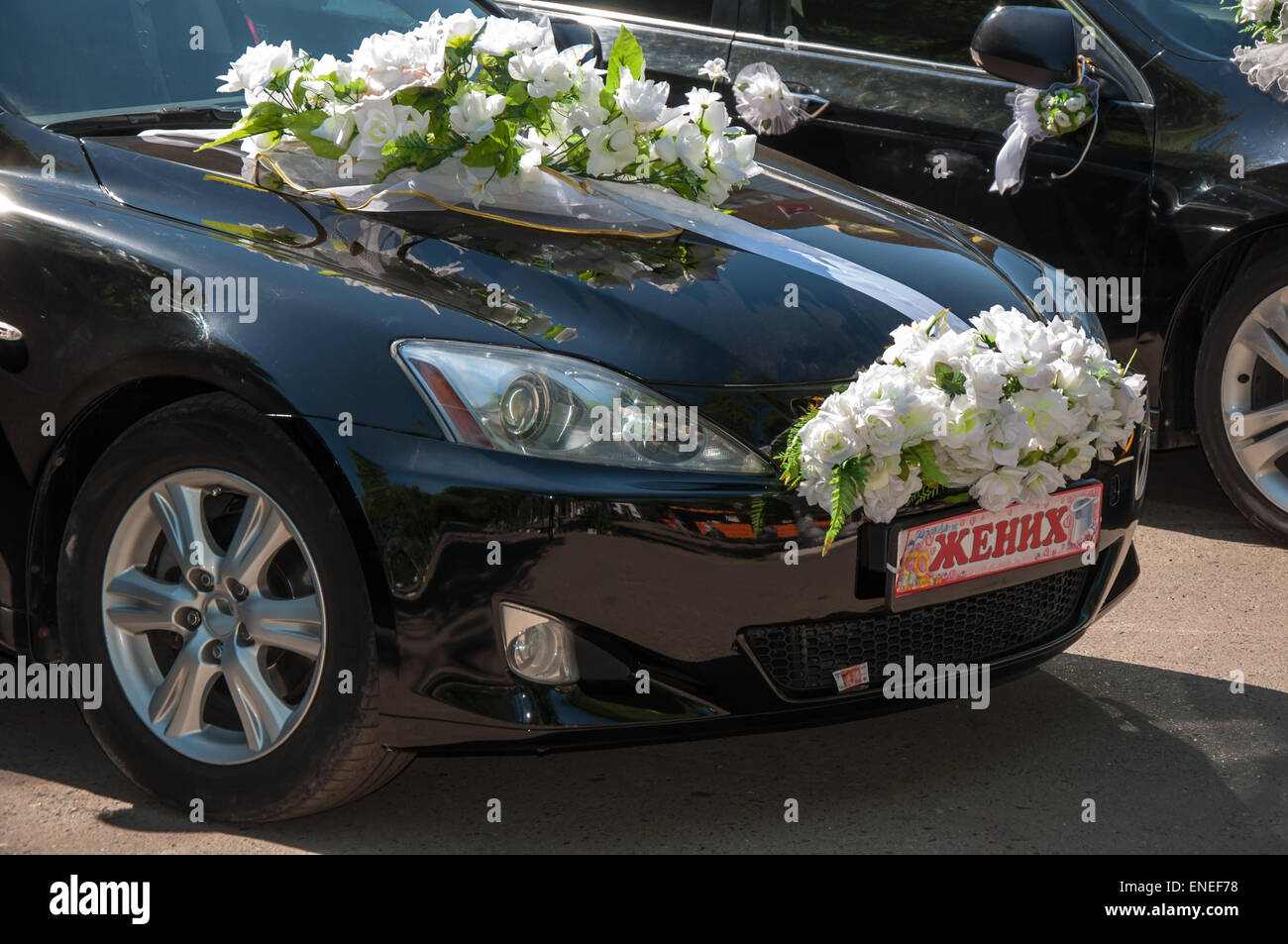 Machine decorated with flowers on the wedding day Stock Photo - Alamy