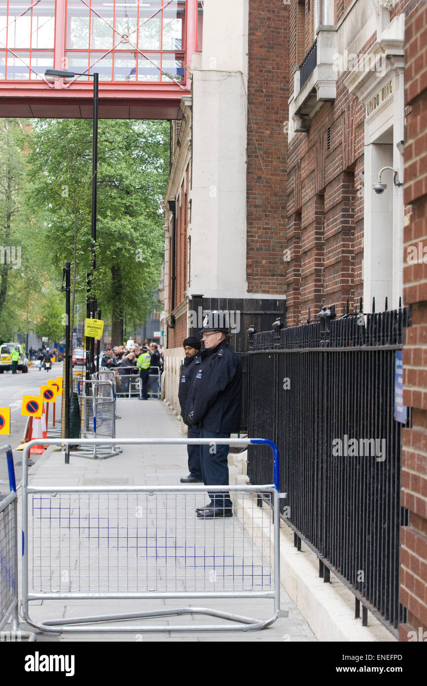 World media gather outside the Lindo wing for the birth of a Royal Baby ...