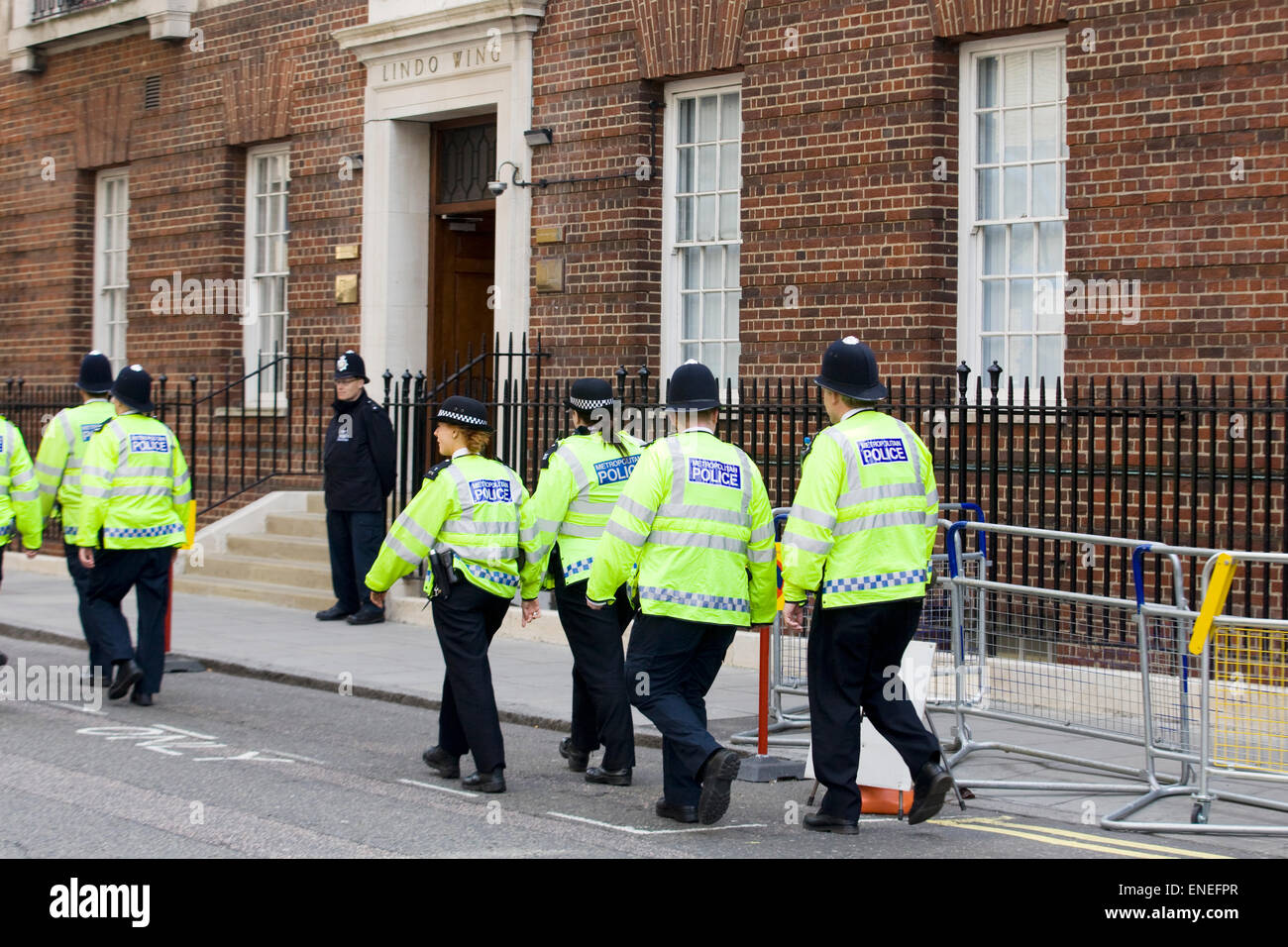 Police officers outside lindo wing st marys hospital hi-res stock ...